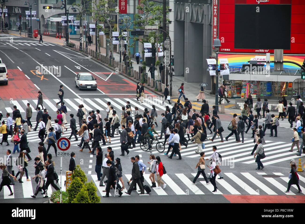 Busy crossing in tokyo japan hi-res stock photography and images - Alamy