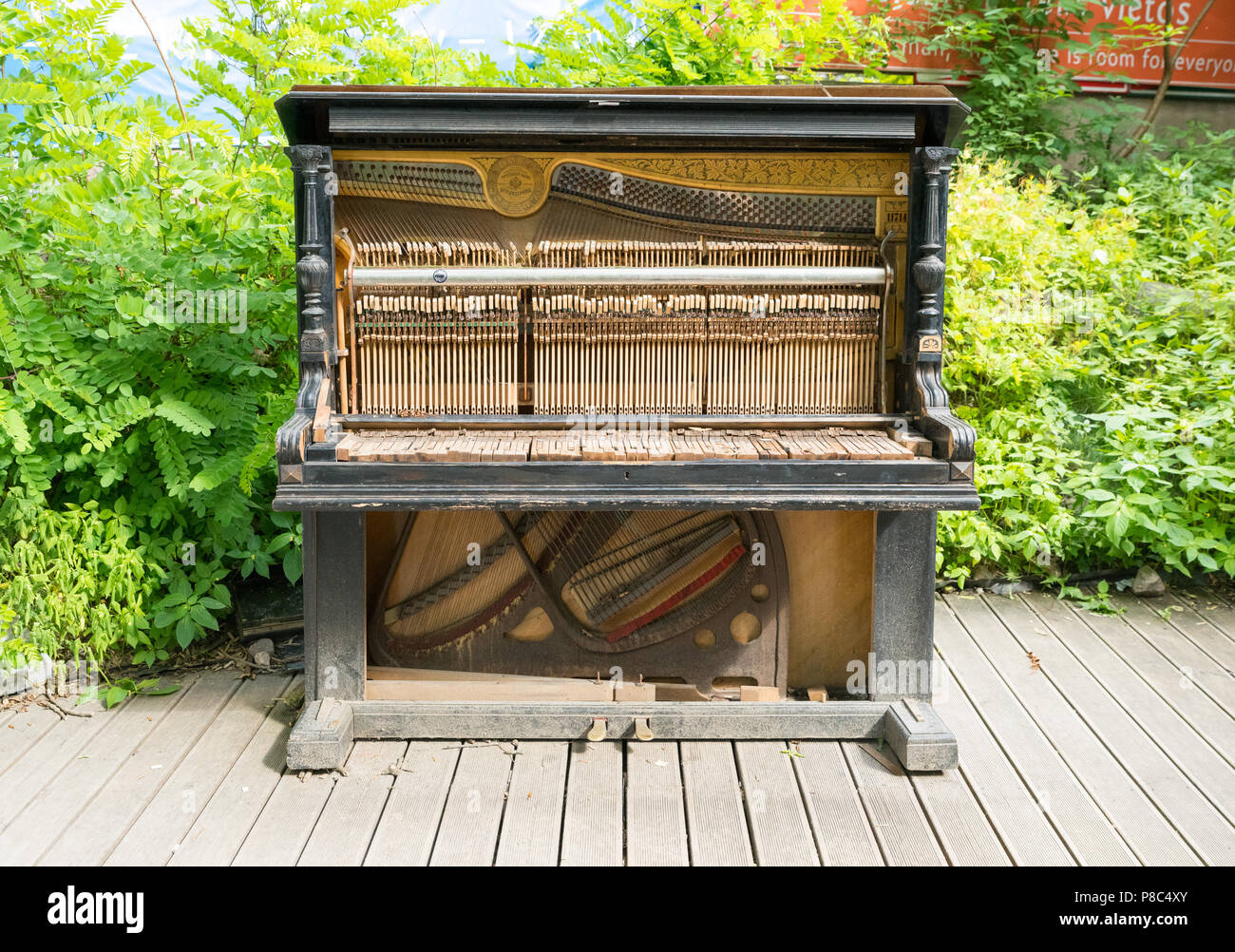 Piano keys city hi-res stock photography and images - Alamy