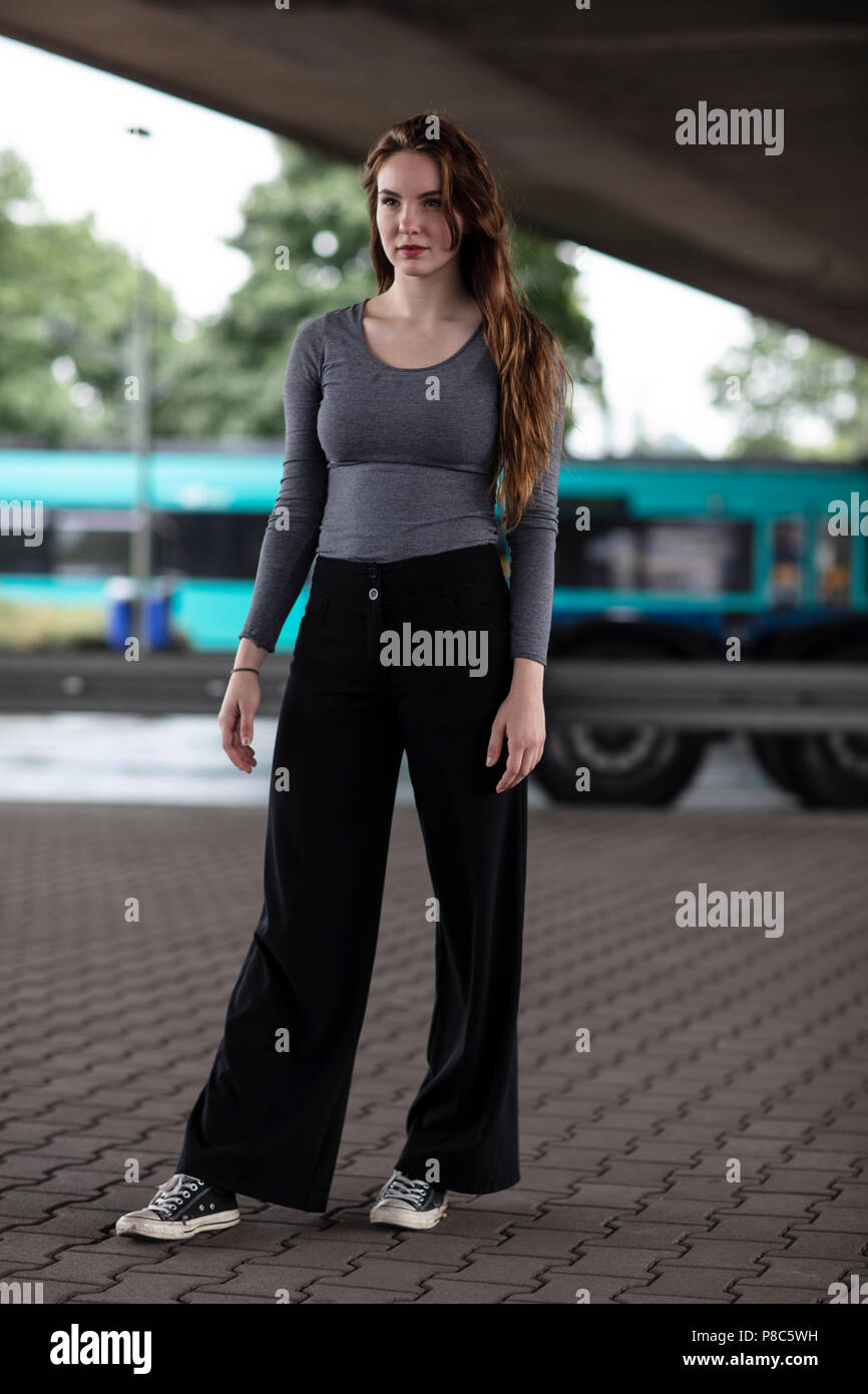 Front facing frontal view hi-res stock photography and images - Alamy