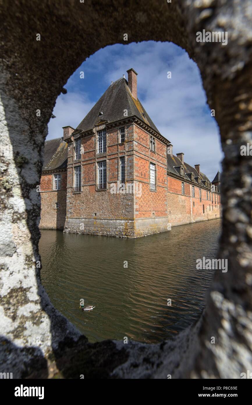 Medieval water filled moat hi-res stock photography and images - Alamy