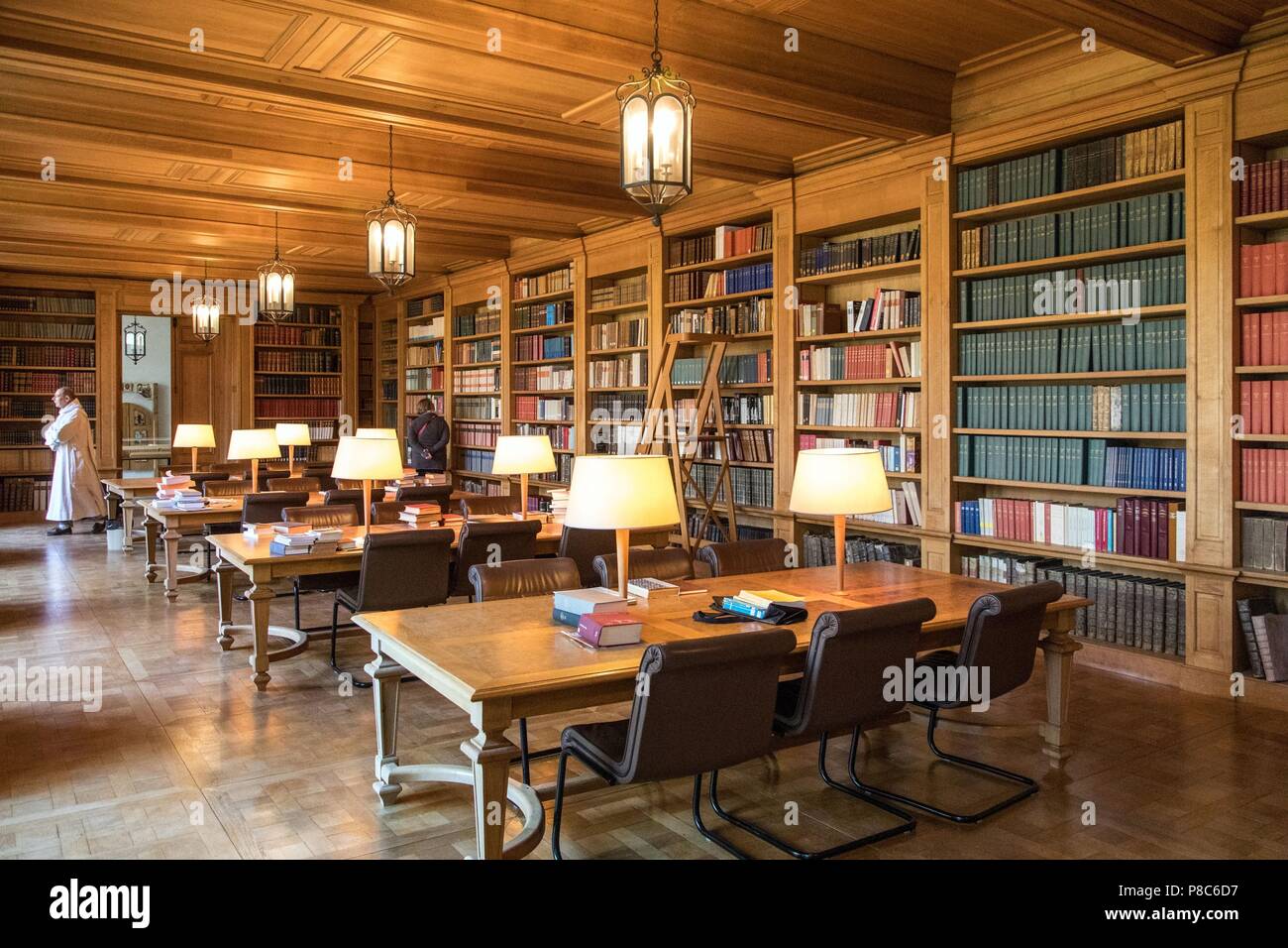 Medieval library monk hi-res stock photography and images - Alamy