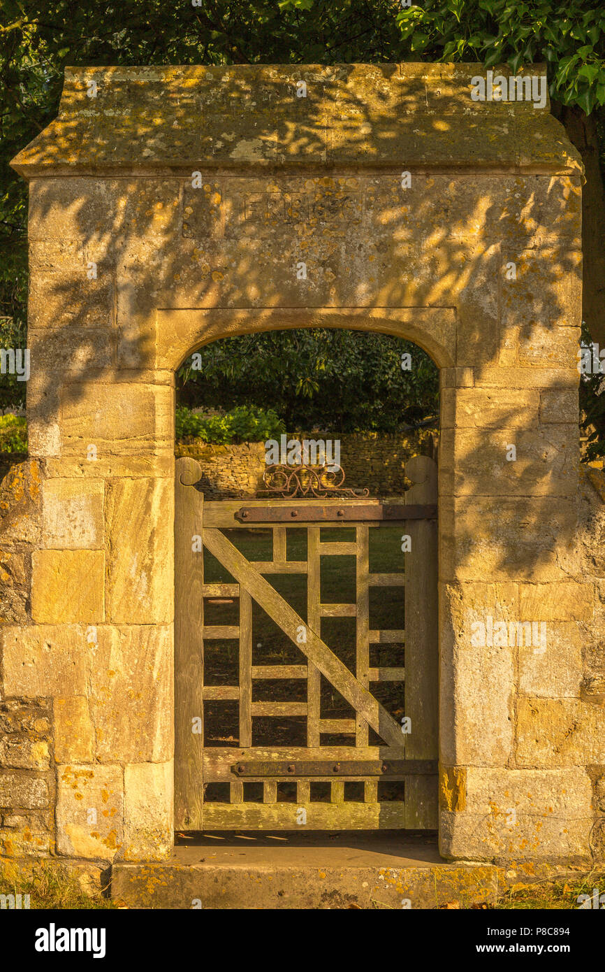 Cotswold Stone garden gate in Overbury, Worcestershire Stock Photo - Alamy