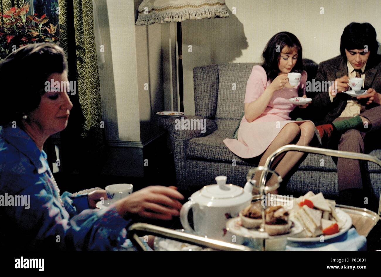 The Lovers (1973) Paula Wilcox, Richard Beckinsale, Joan Scott, Date: 1973 Stock Photo - Alamy