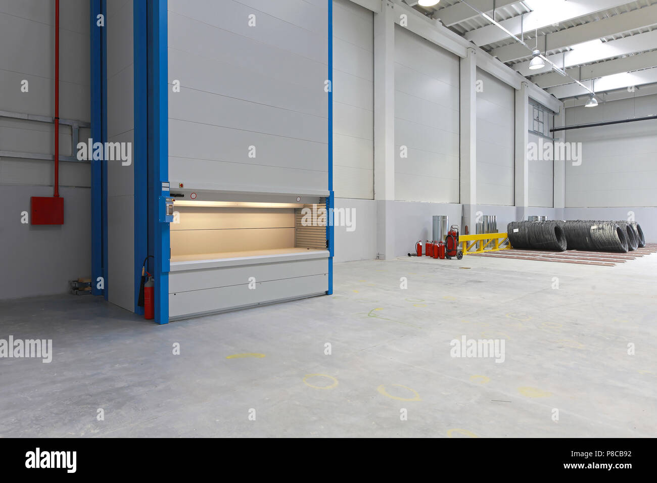 Vertical carousel storage unit in distribution warehouse Stock Photo ...