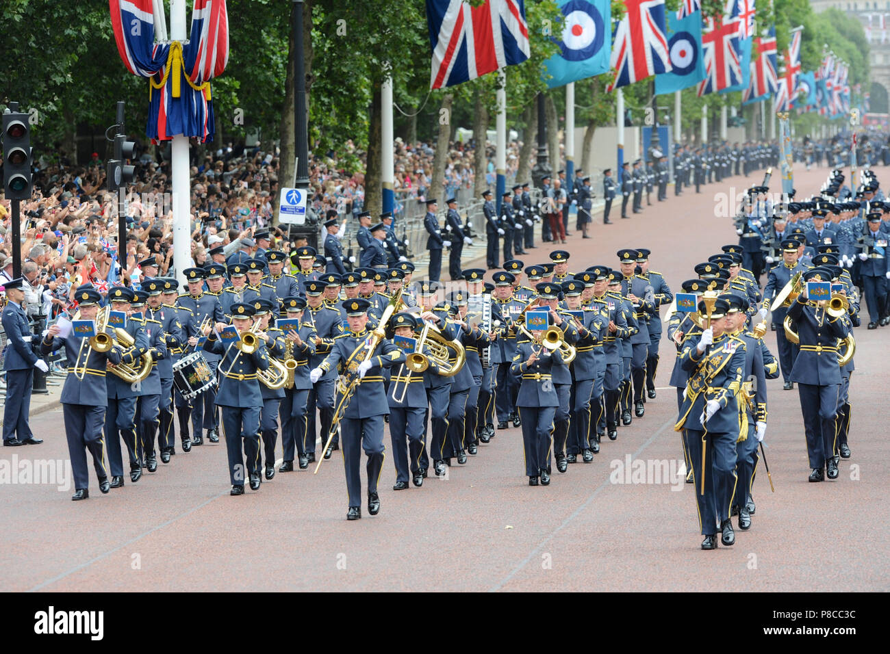 Servicewoman military personnel uniform hi-res stock photography and ...