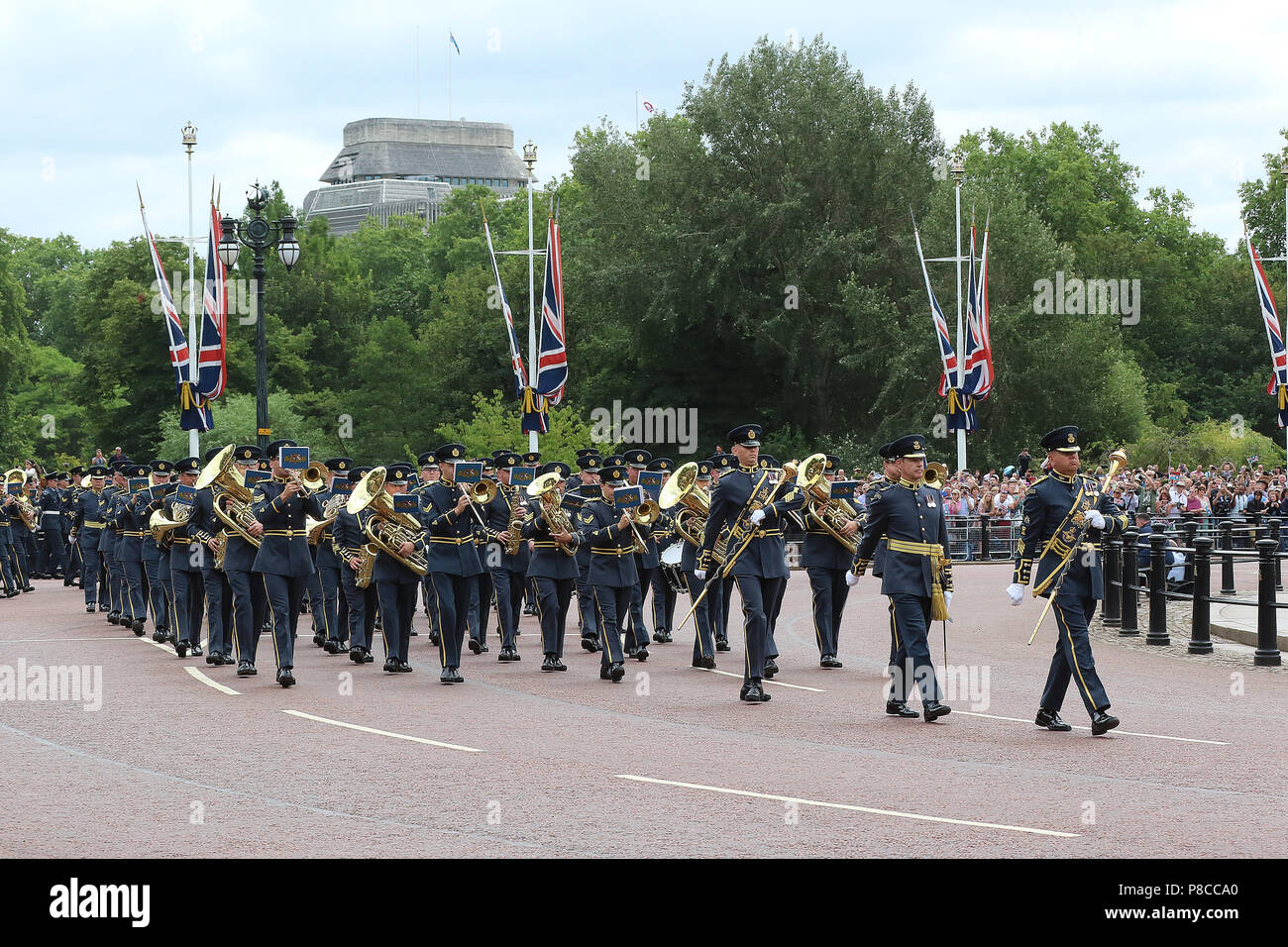 Buckingham palace flypast july 10 hi-res stock photography and images ...