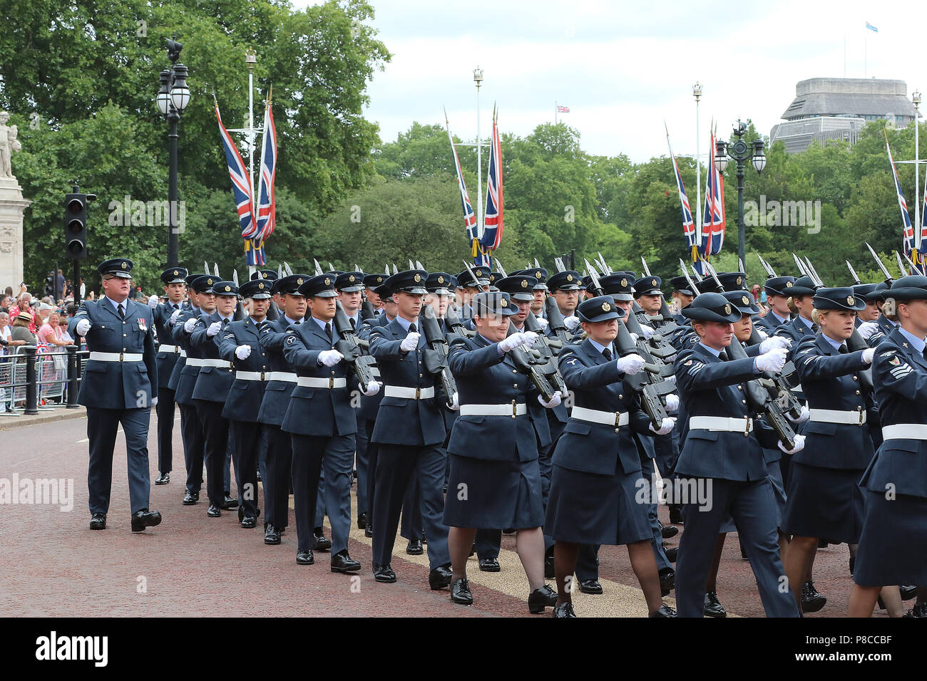 Buckingham palace flypast july 10 hi-res stock photography and images ...