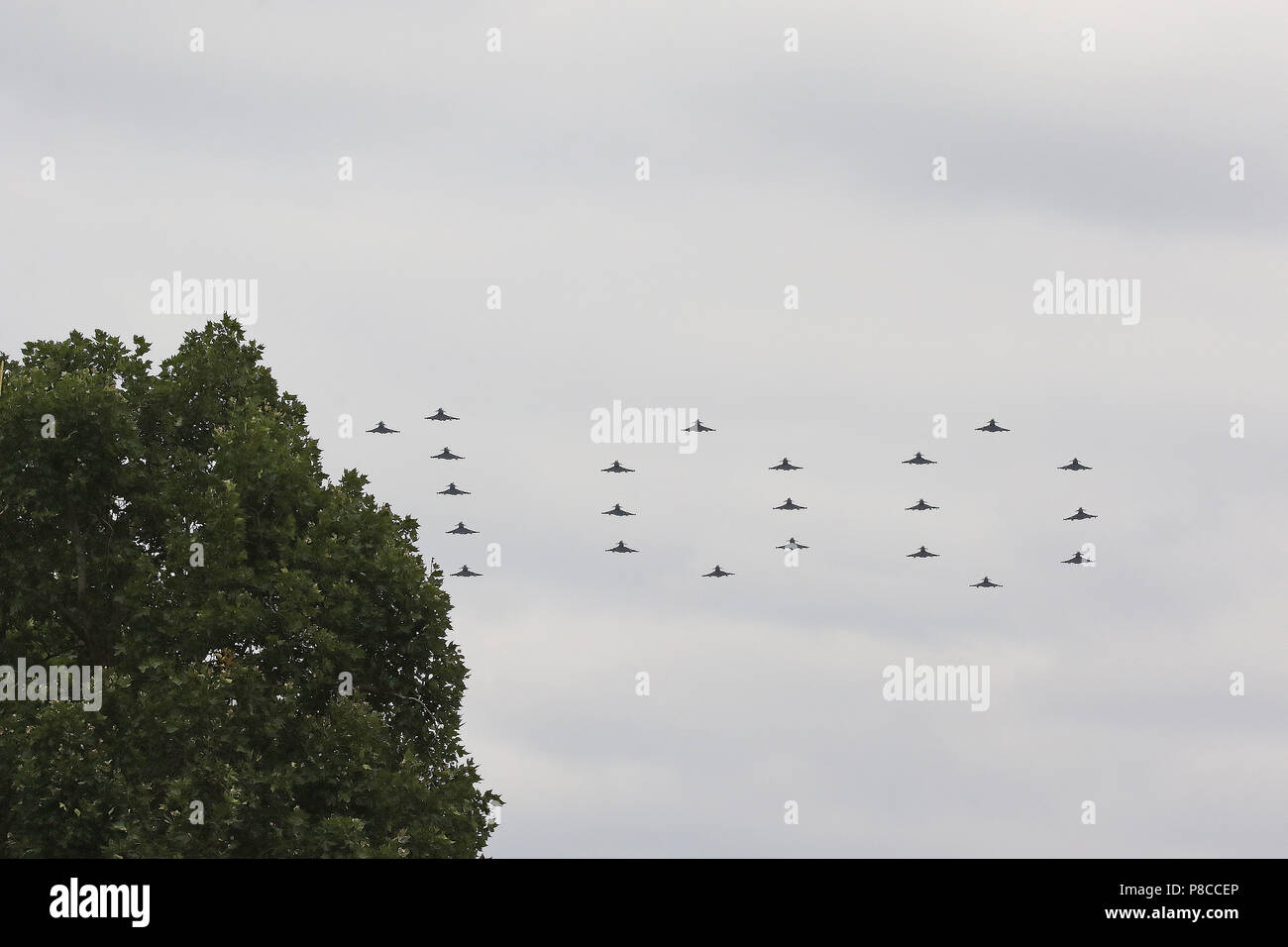 Flypast 100 raf aircraft over buckingham palace hi-res stock ...