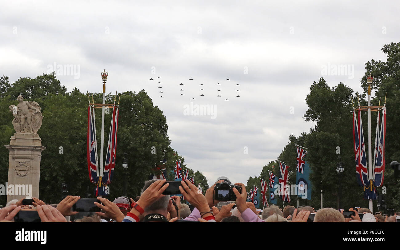 Flypast 100 raf aircraft over buckingham palace hi-res stock ...