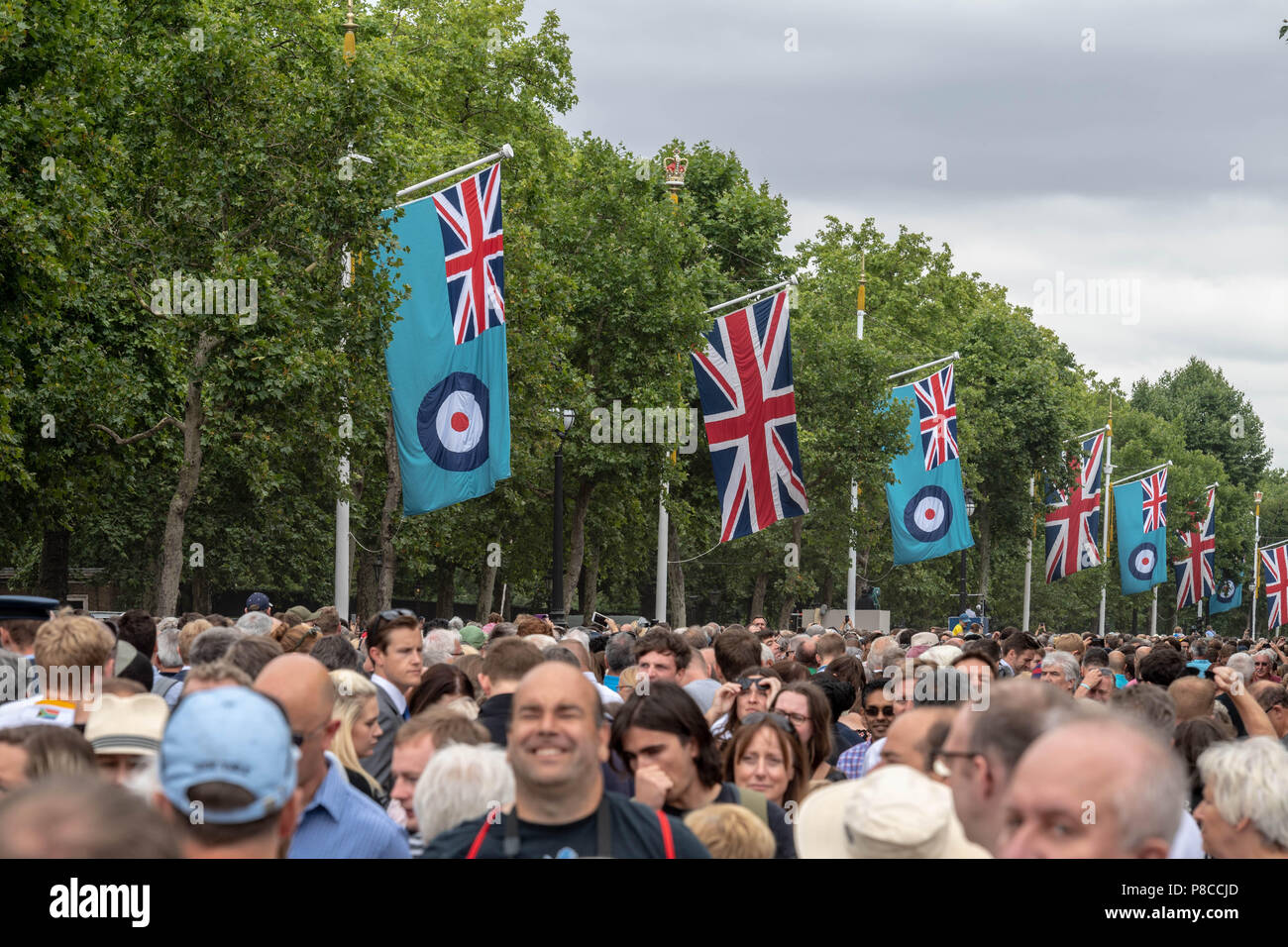 Buckingham palace flypast hi-res stock photography and images - Alamy
