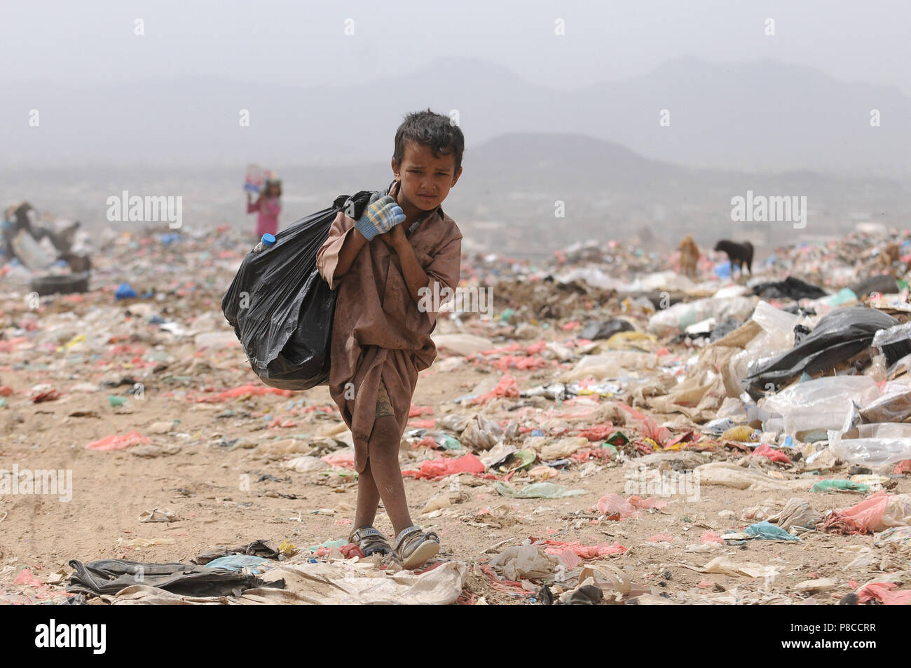 Sanaa, Yemen. 10th July, 2018. A Yemeni child carry a bag filled with ...