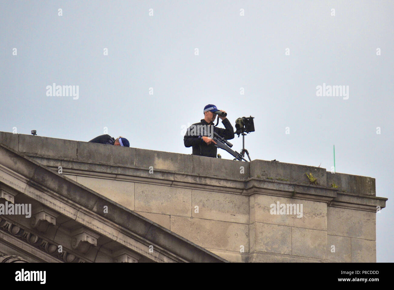 British armed police rooftop hi-res stock photography and images - Alamy
