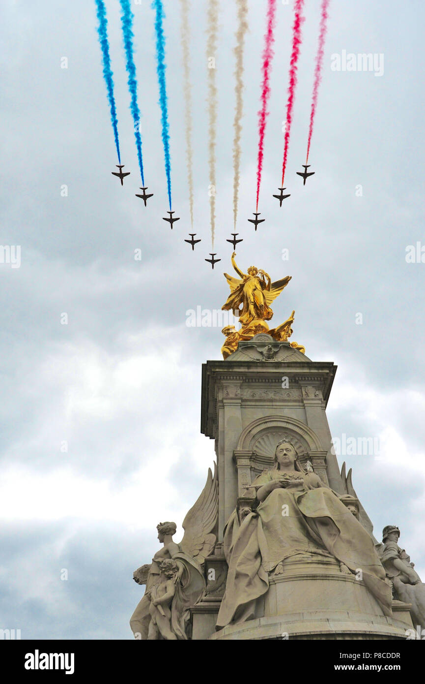 Flying trailing white smoke formation hi-res stock photography and ...
