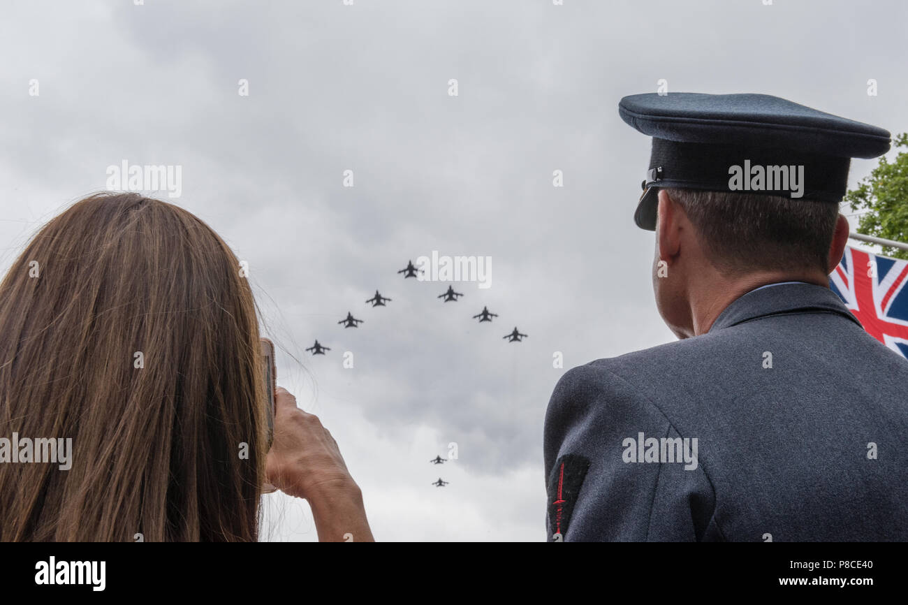 Raf group captain in uniform hi-res stock photography and images - Alamy