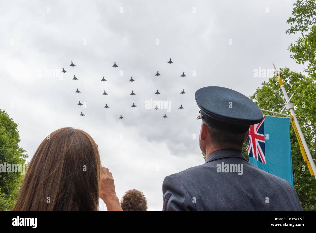Raf group captain in uniform hi-res stock photography and images - Alamy