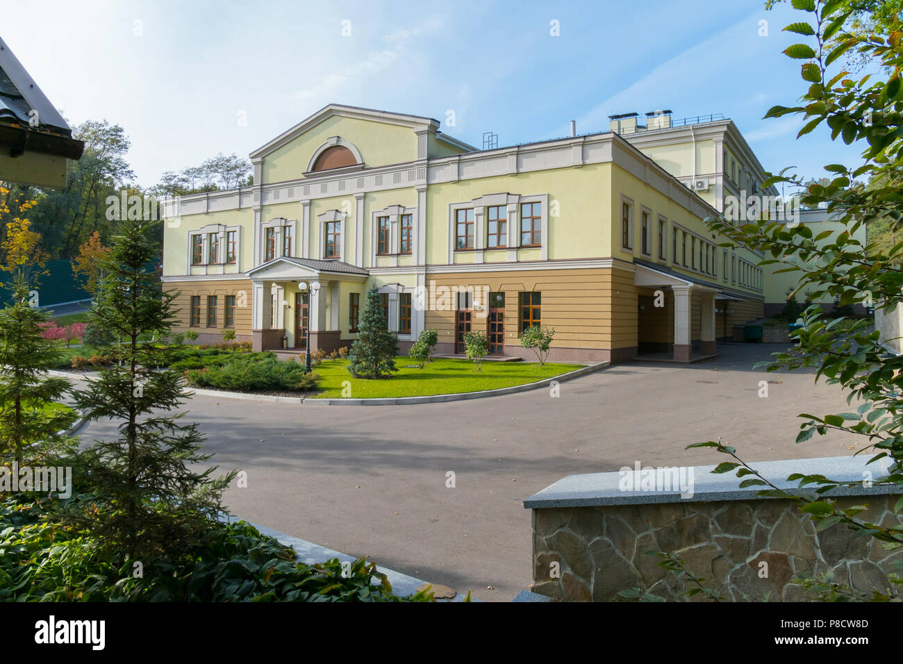 The main entrance to a beautiful modern retreat with hafejnyh trees and ...