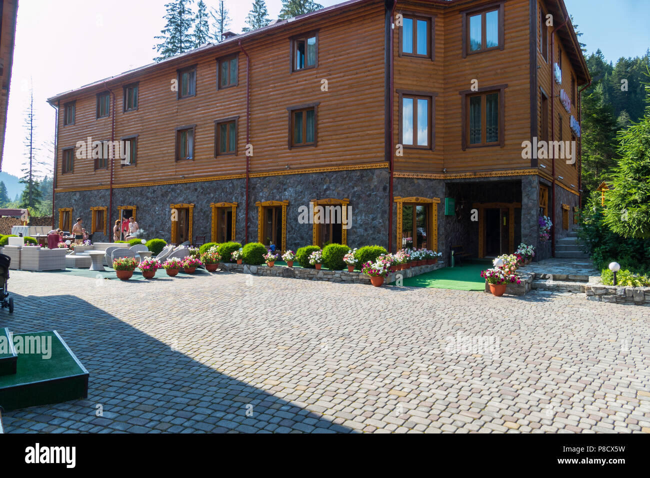 Three story motel hi-res stock photography and images - Alamy