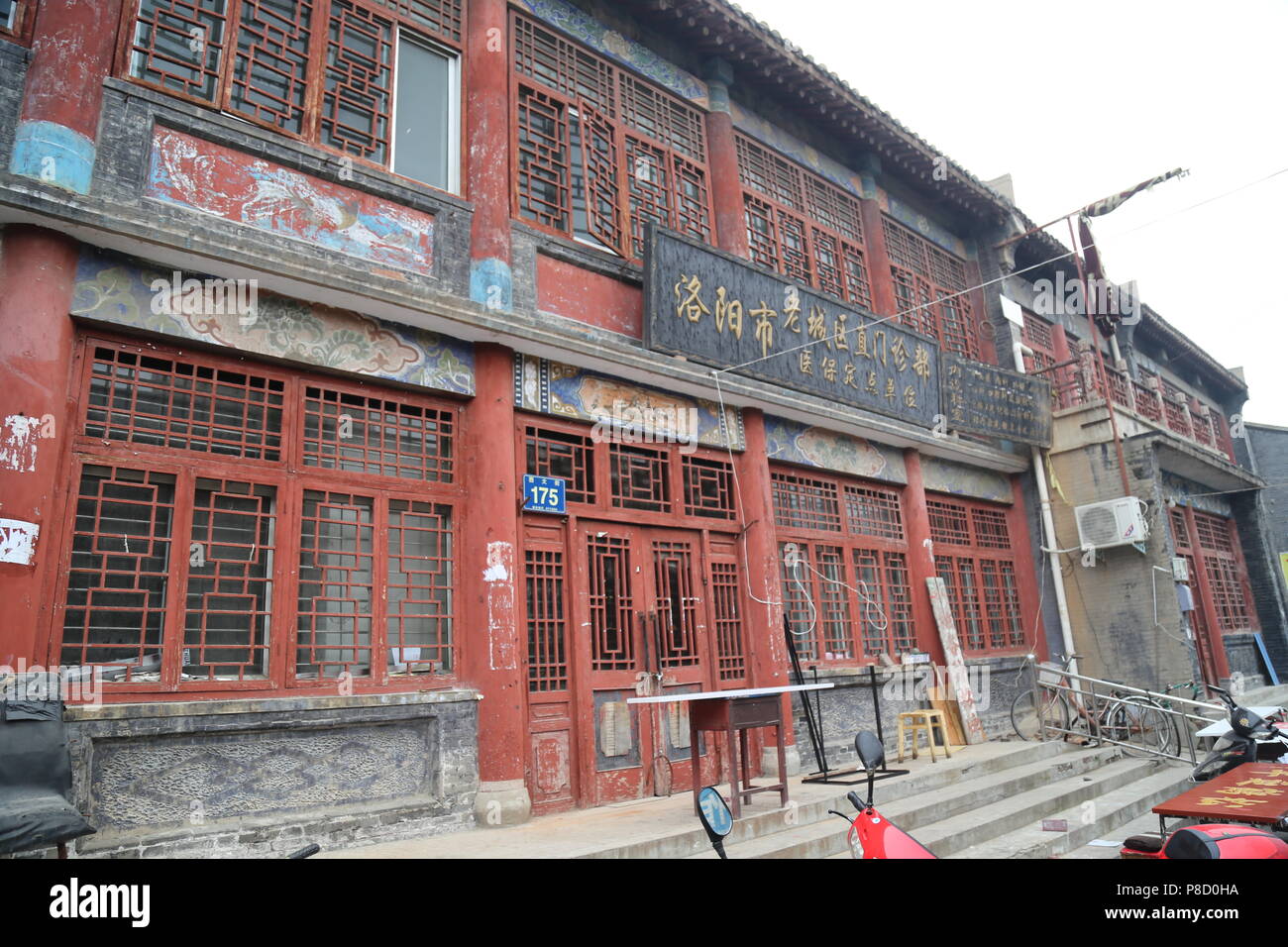 Traditional Chinese Building Exterior Stock Photo - Alamy