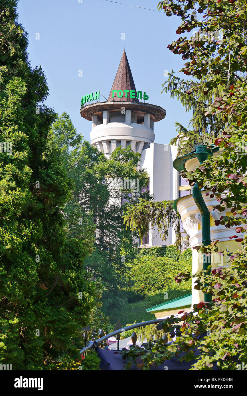 The cone-shaped top of the hotel building is similar to the gnome's cap ...