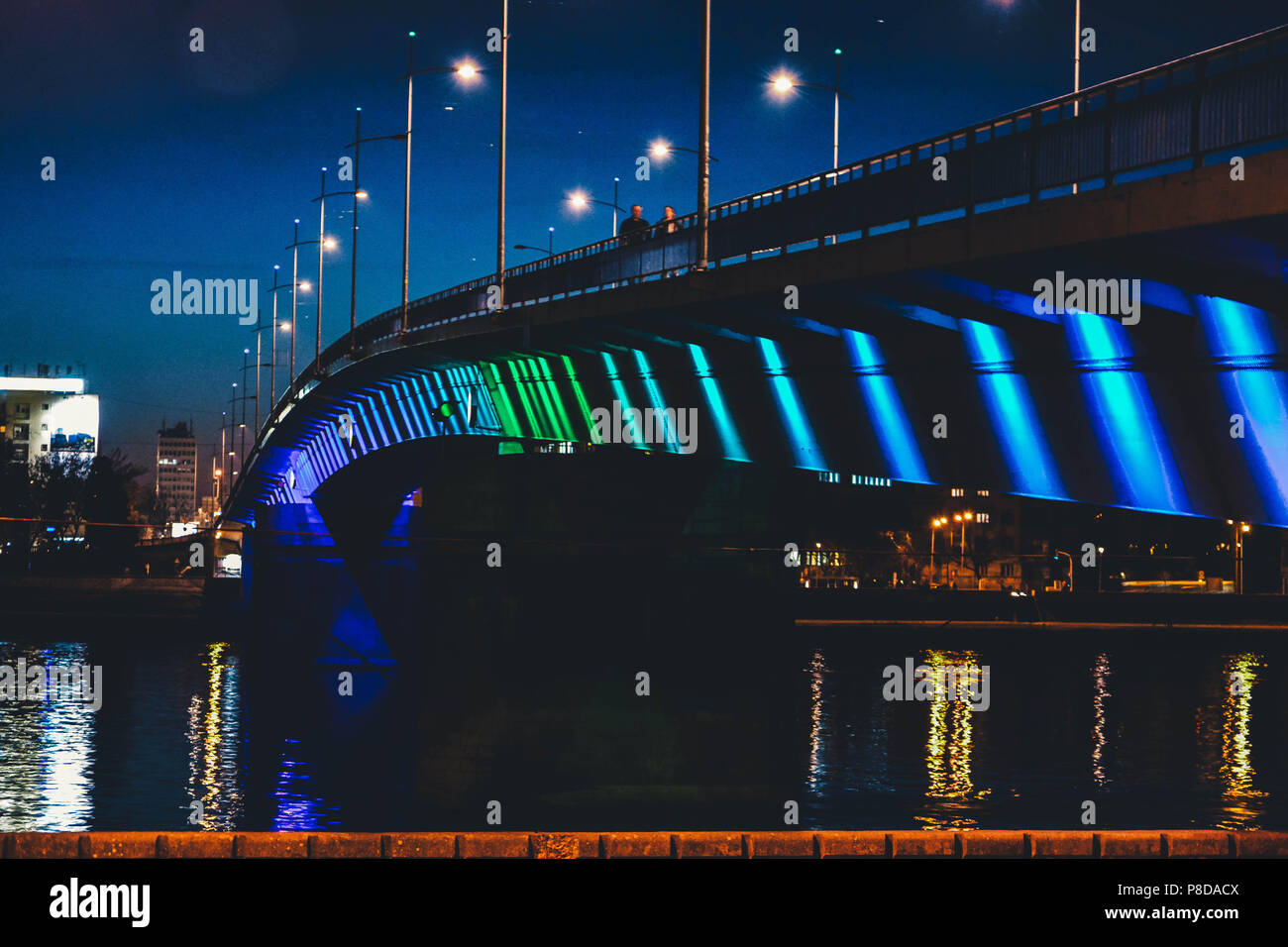 Ships under bridges hi-res stock photography and images - Alamy