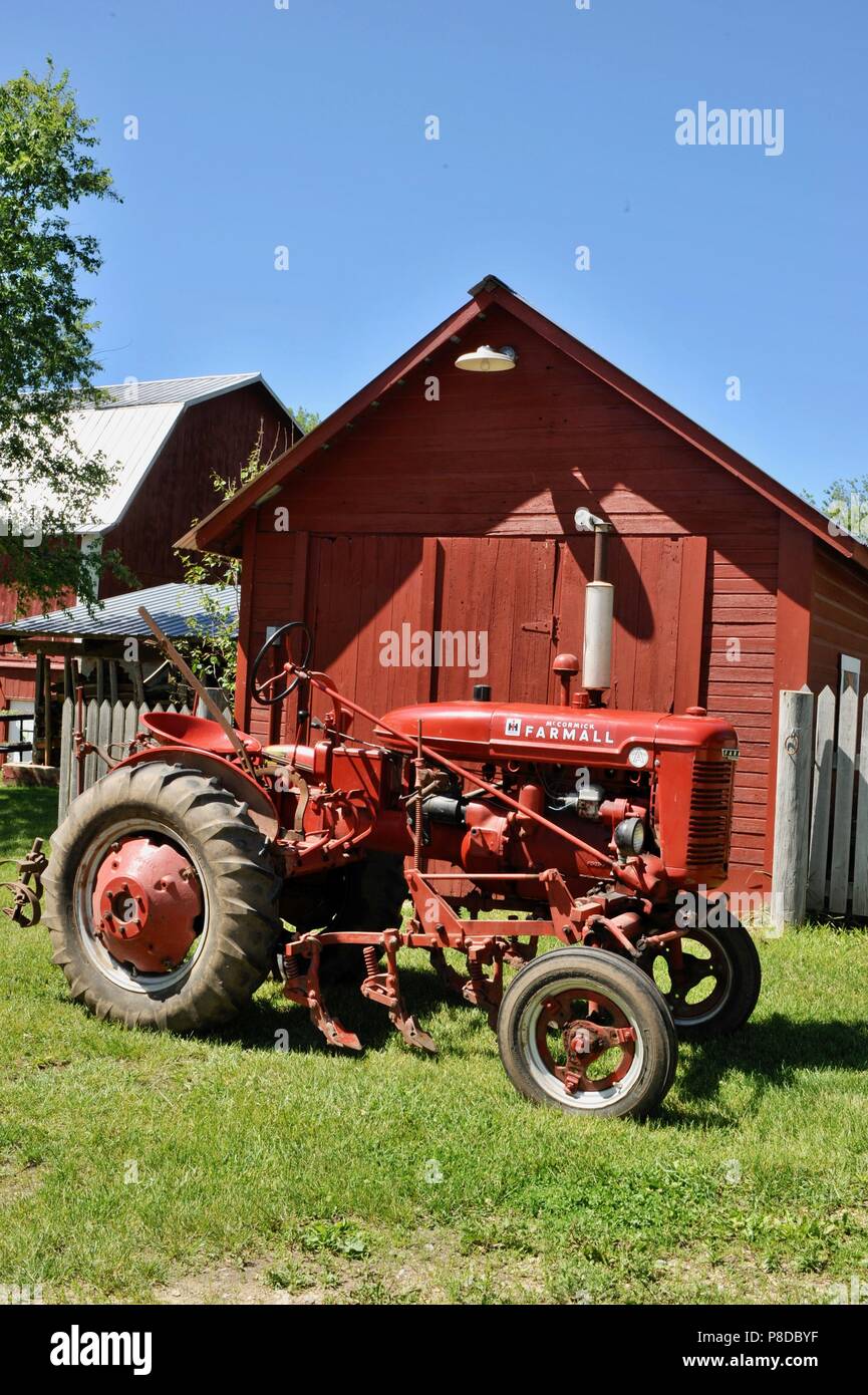 Tractor parked in barn hi-res stock photography and images - Alamy