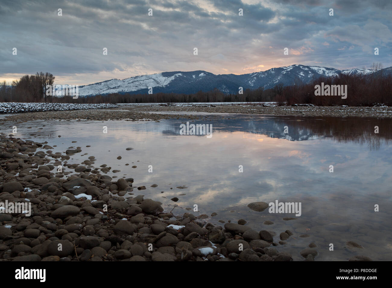 The Snake River reflecting a cloudy sunset below the northern Snake ...