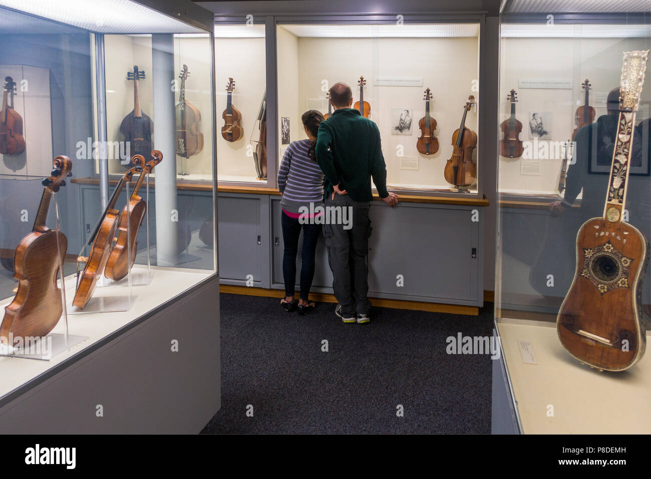 Collection of musical instruments hi-res stock photography and images ...