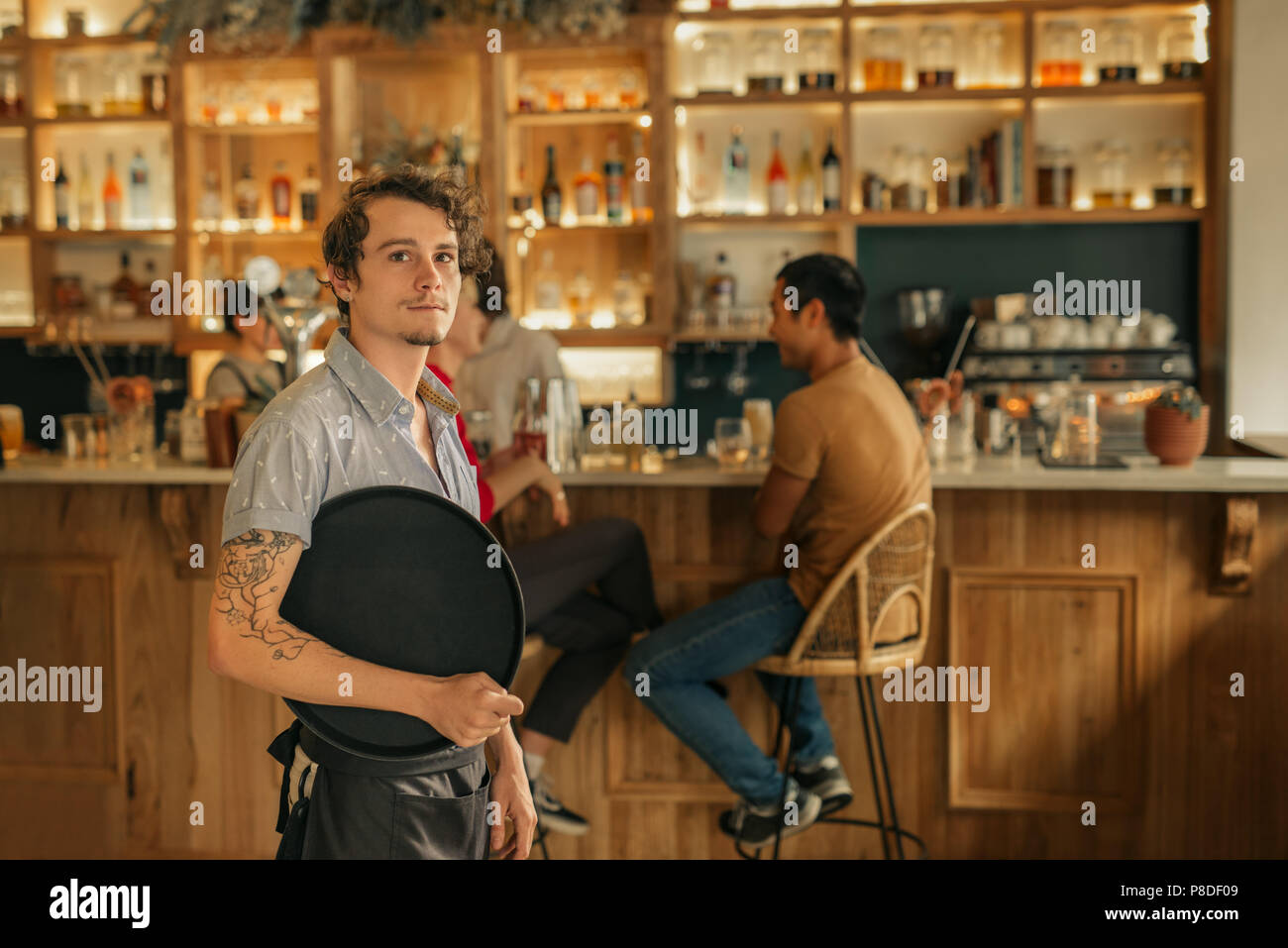 Serve customers hi-res stock photography and images - Alamy