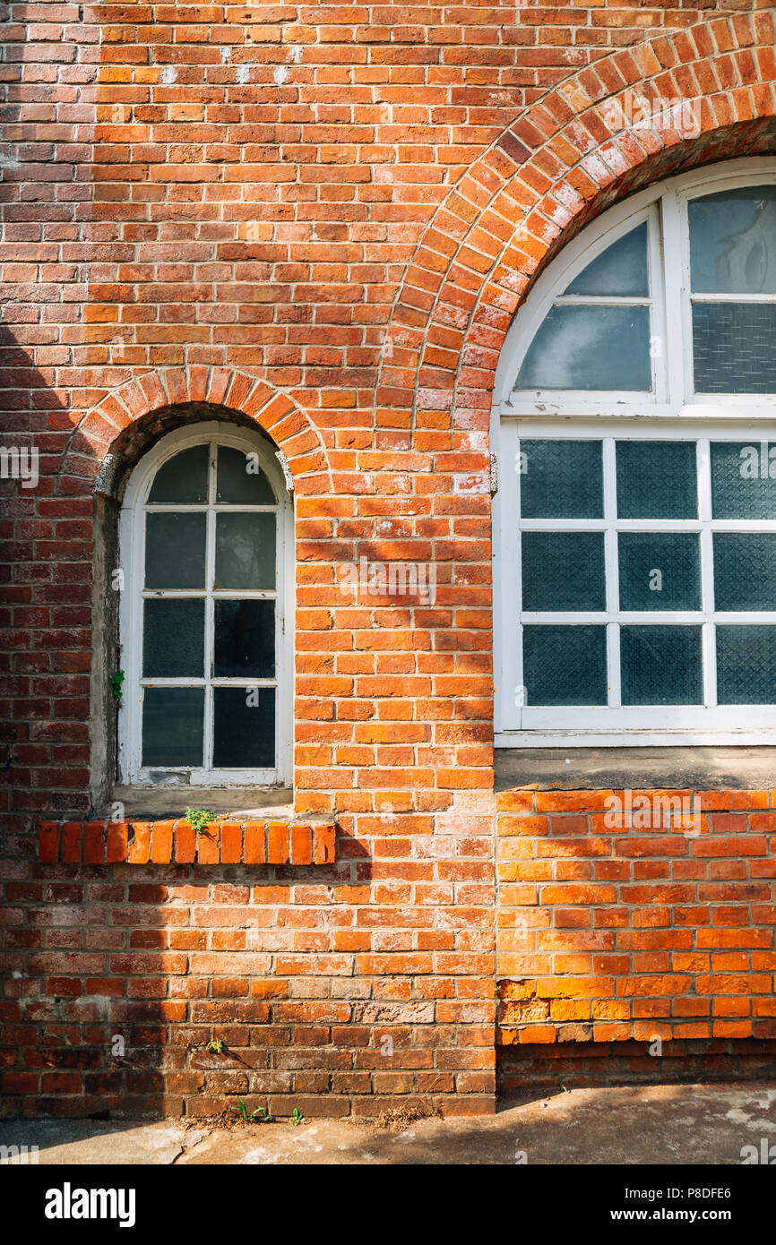Vintage style old brick wall and arch window Stock Photo - Alamy