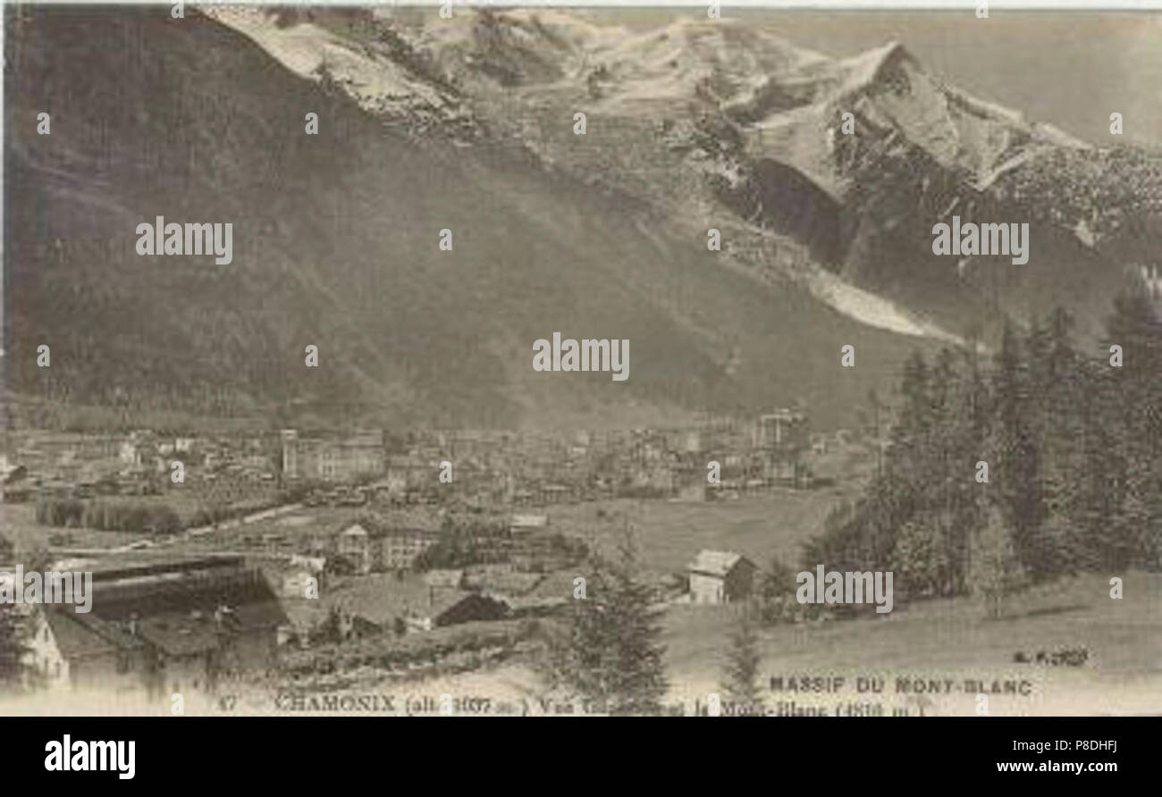 74-Chamonix-Ville et massif du mont Blanc Stock Photo - Alamy