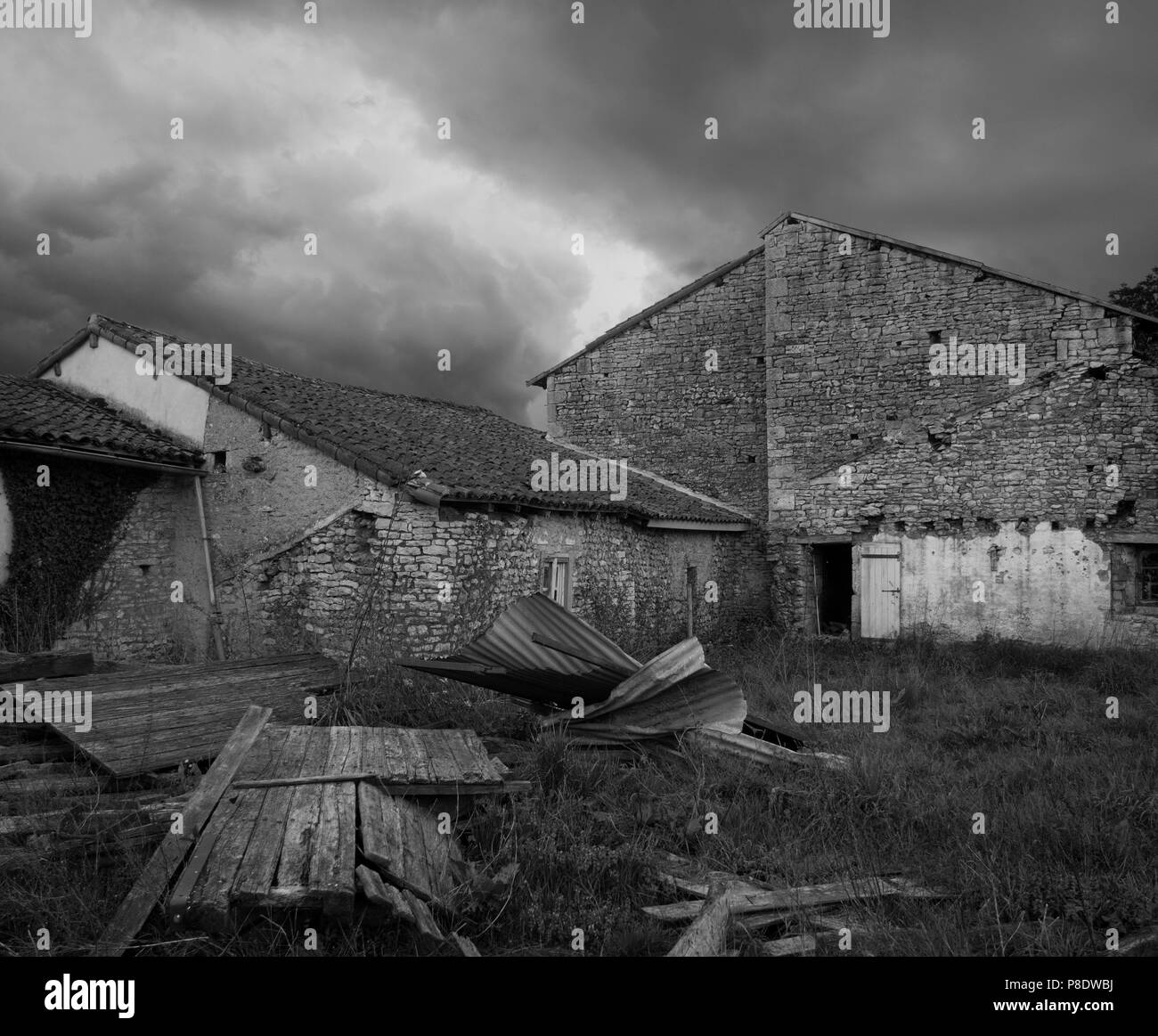 Dilapidated farmhouse hi-res stock photography and images - Alamy