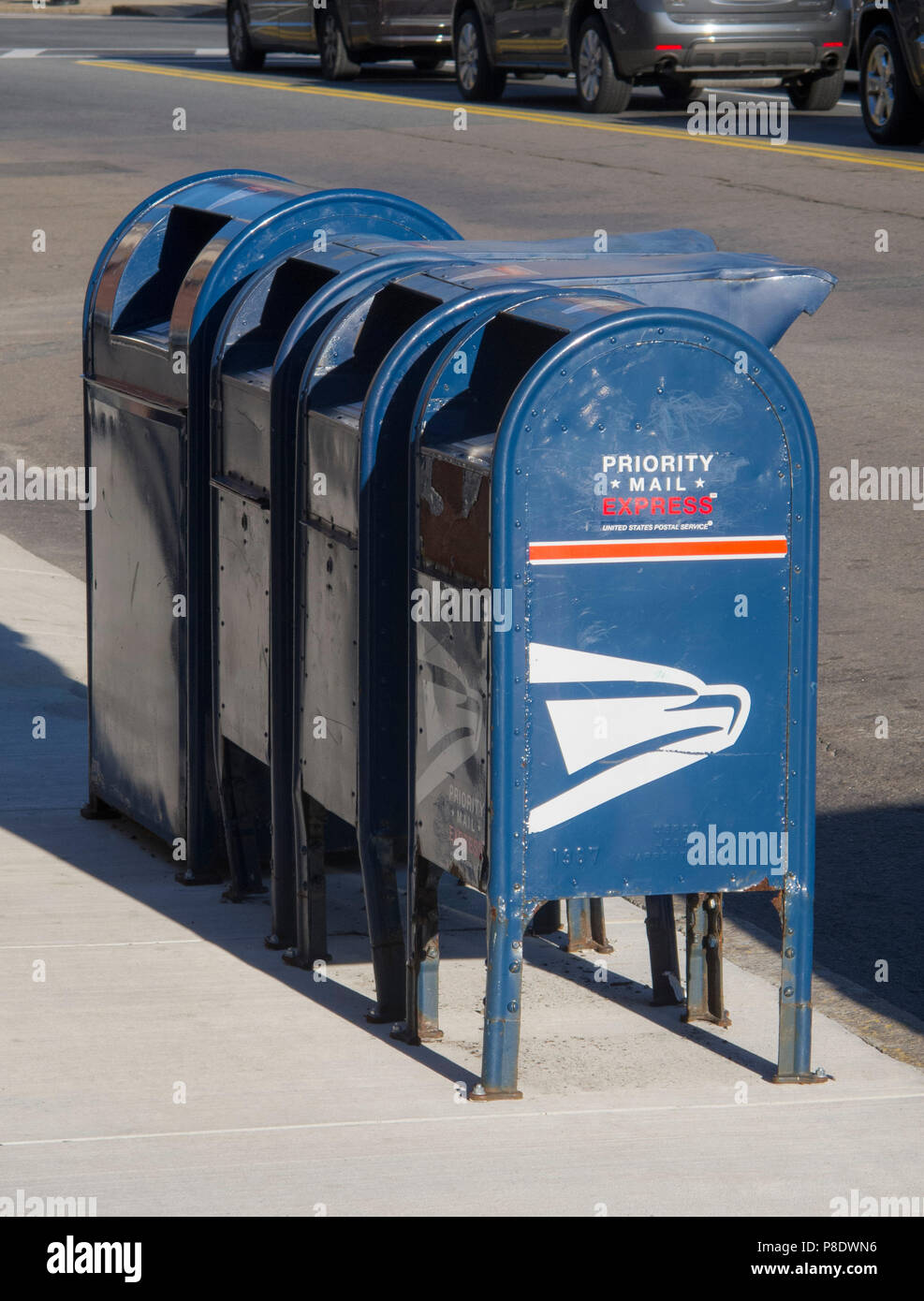 Usps priority mail hi-res stock photography and images - Alamy