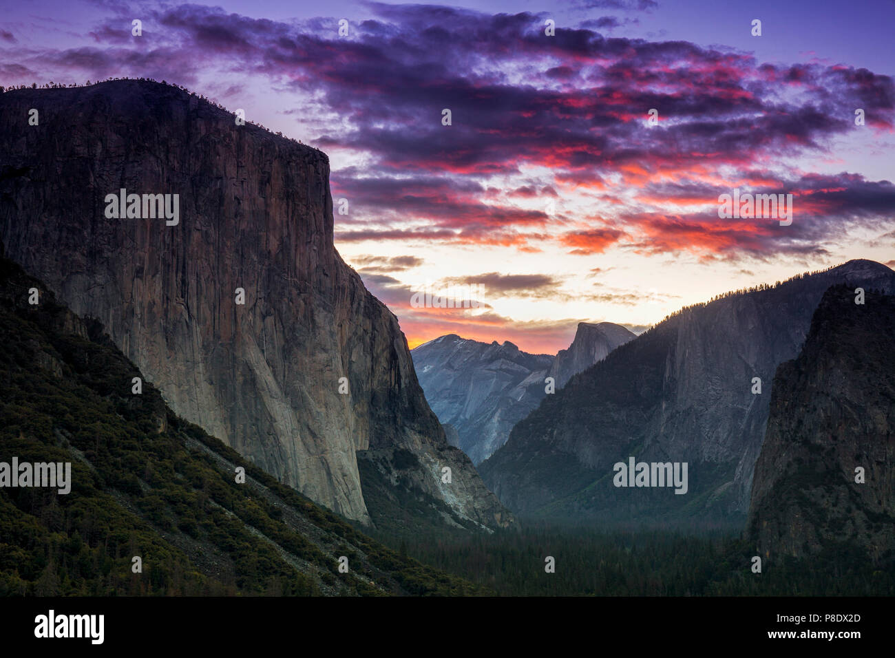 Yosemite National Park's iconic Tunnel View at sunset Stock Photo - Alamy