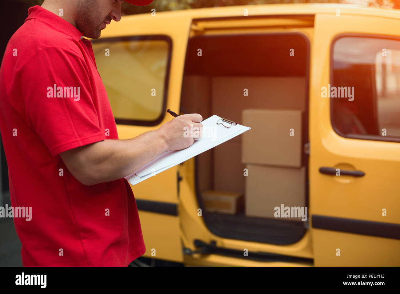 Man holding tablet for delivery signing Stock Photo - Alamy