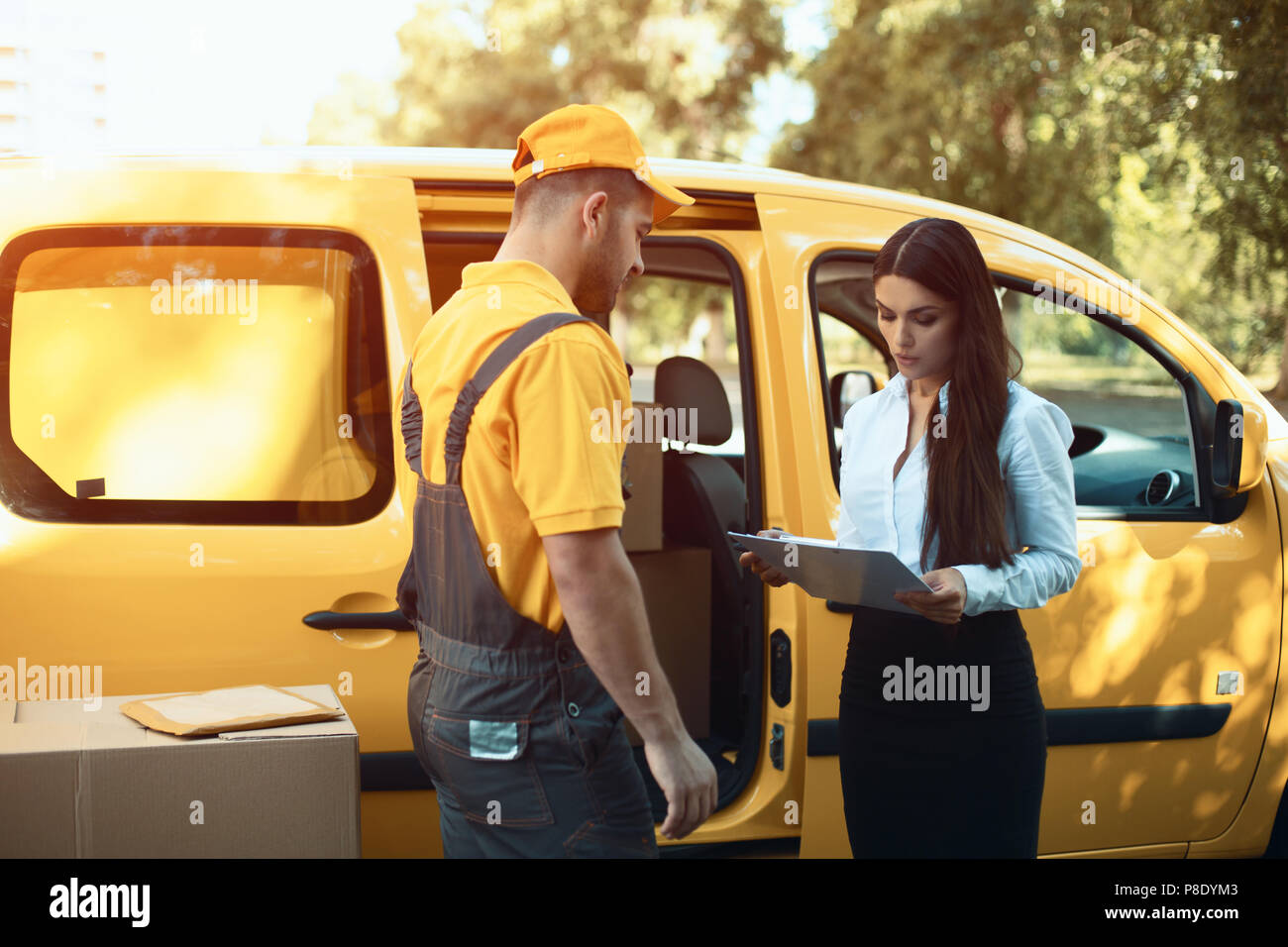 Computer delivery box hi-res stock photography and images - Alamy