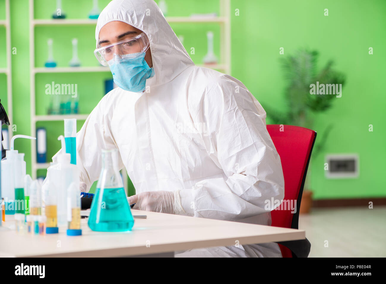 Chemist working in the lab on new experiment Stock Photo - Alamy