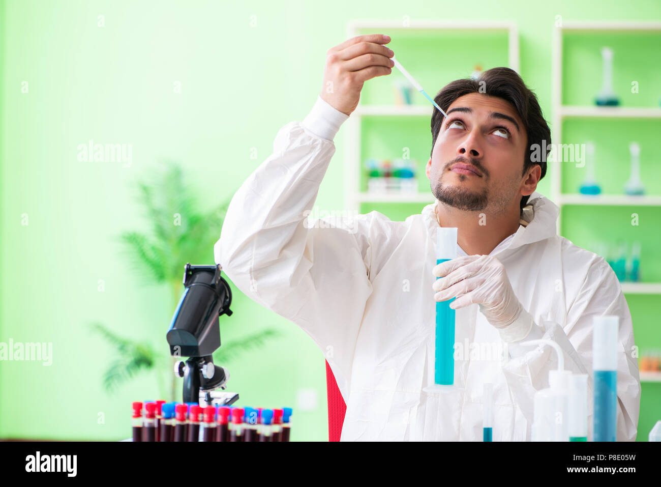 Chemist working in the lab on new experiment Stock Photo - Alamy