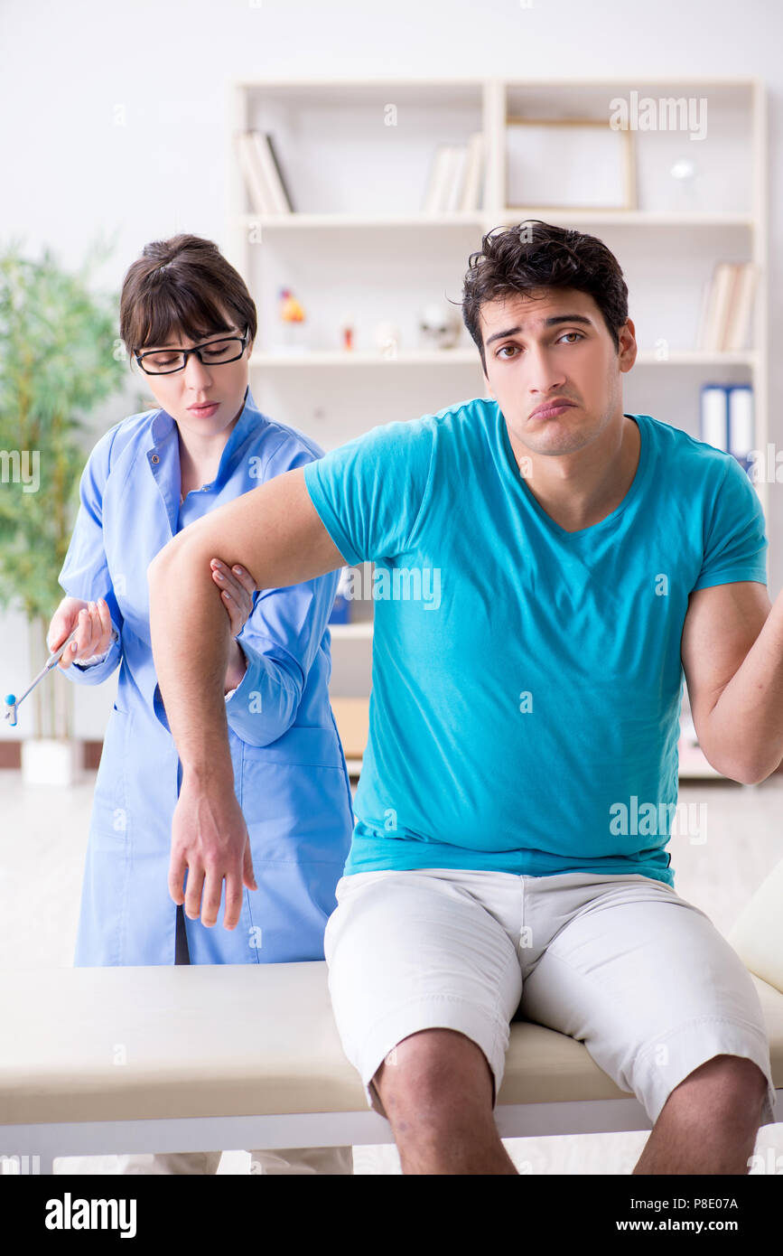 Doctor checking nerve reflexes with hammer Stock Photo - Alamy