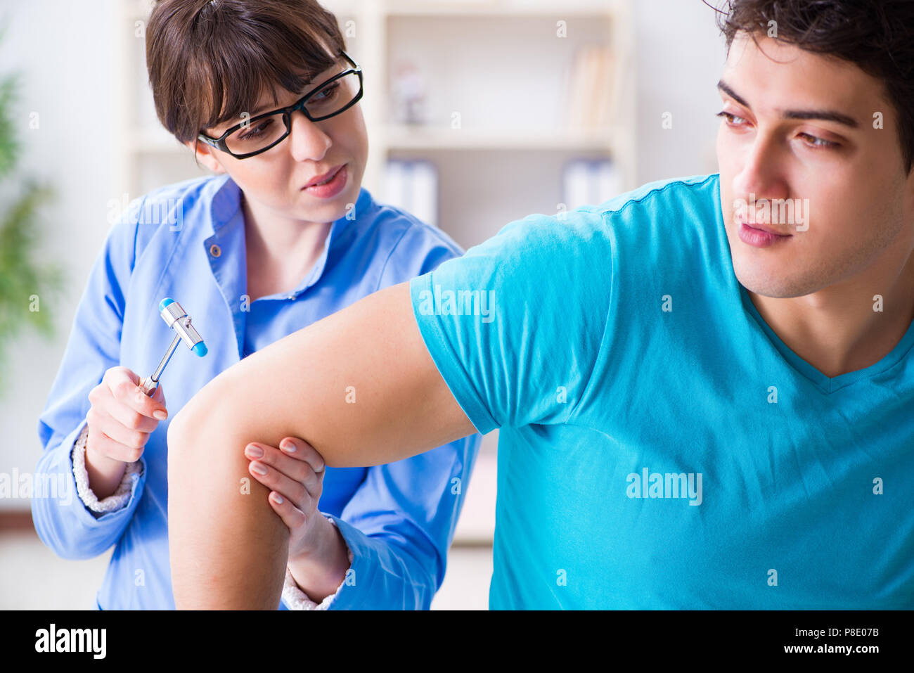 Doctor checking nerve reflexes with hammer Stock Photo - Alamy
