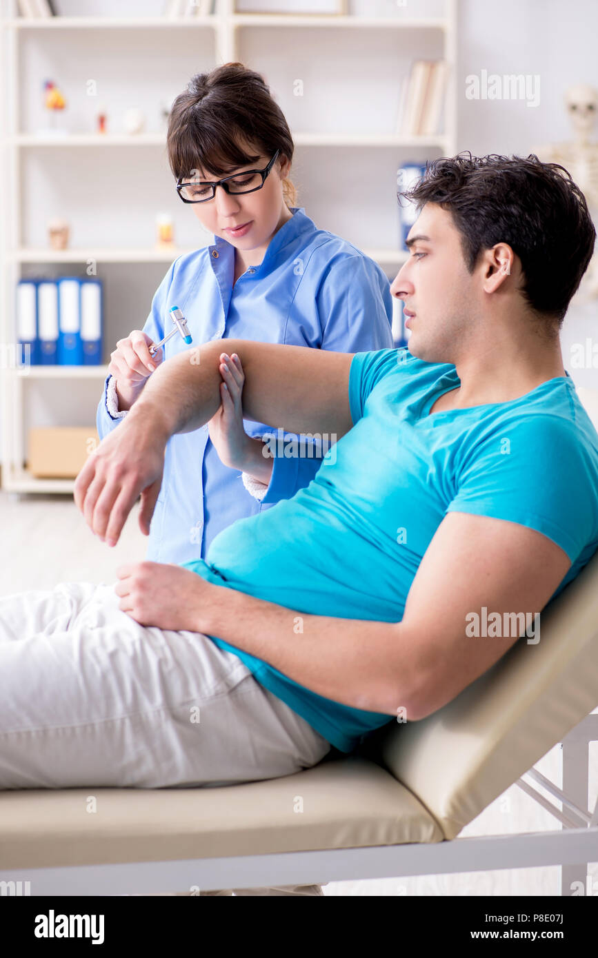 Doctor checking nerve reflexes with hammer Stock Photo - Alamy