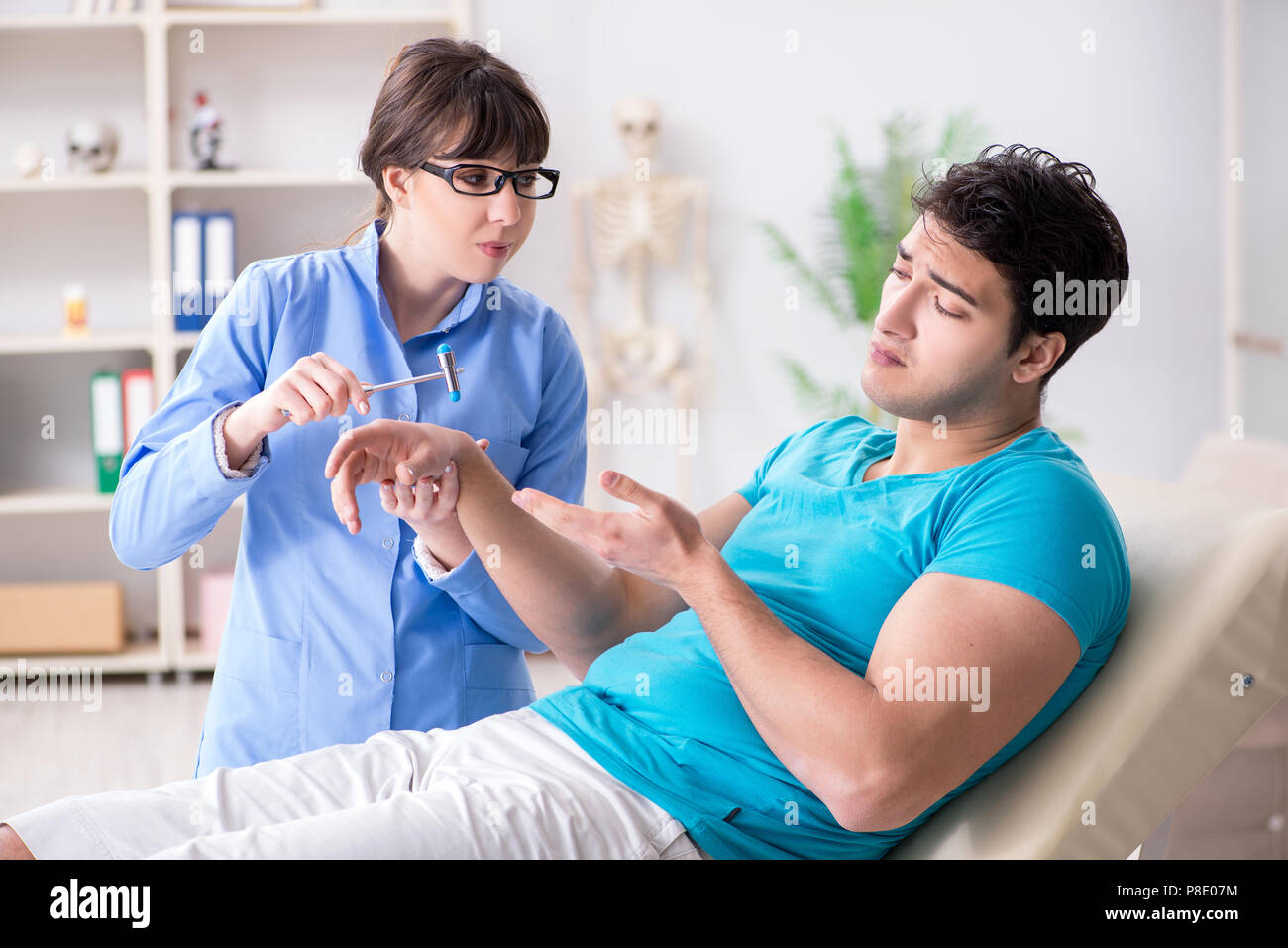 Doctor checking nerve reflexes with hammer Stock Photo - Alamy