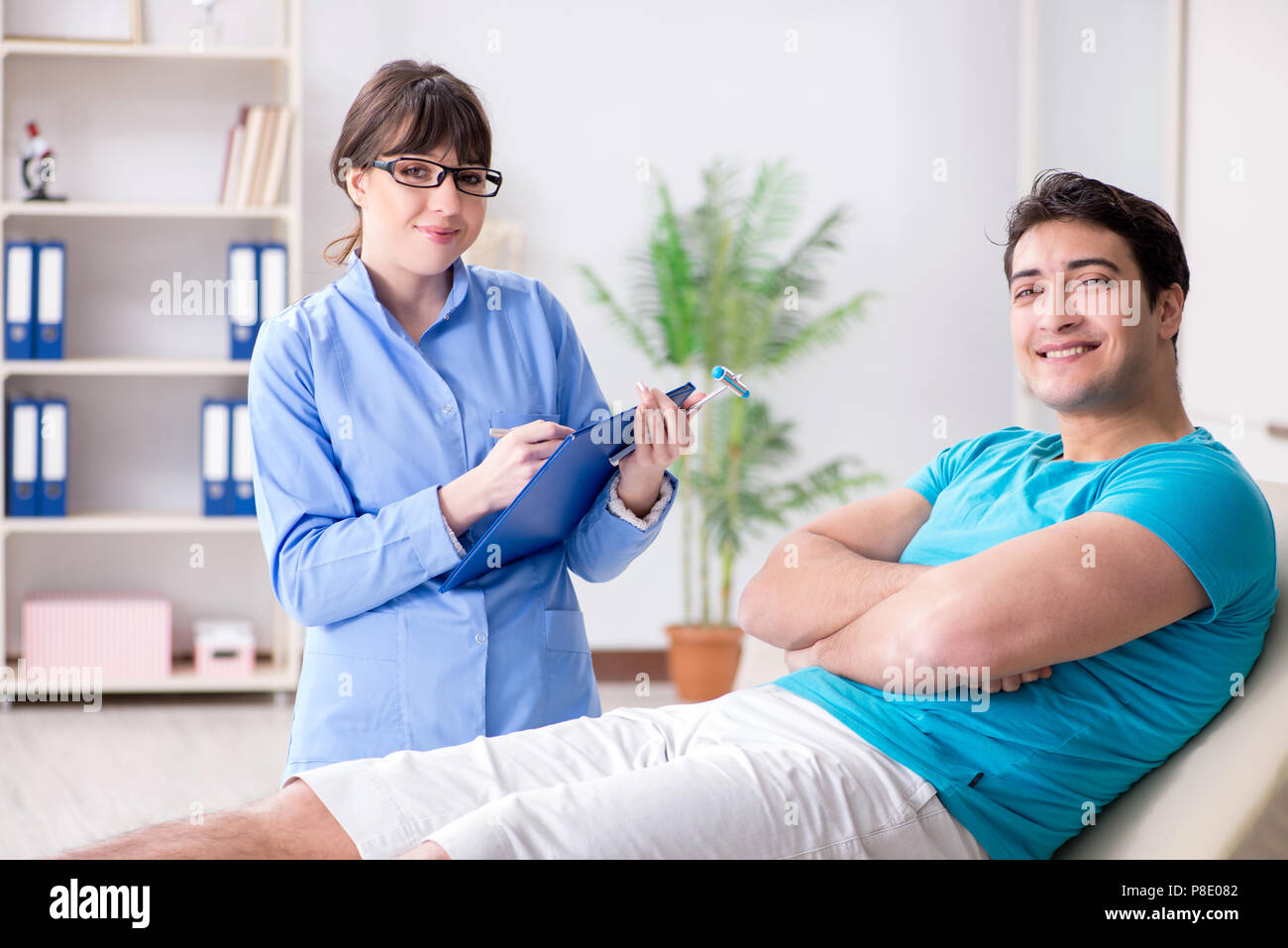 Doctor checking nerve reflexes with hammer Stock Photo - Alamy