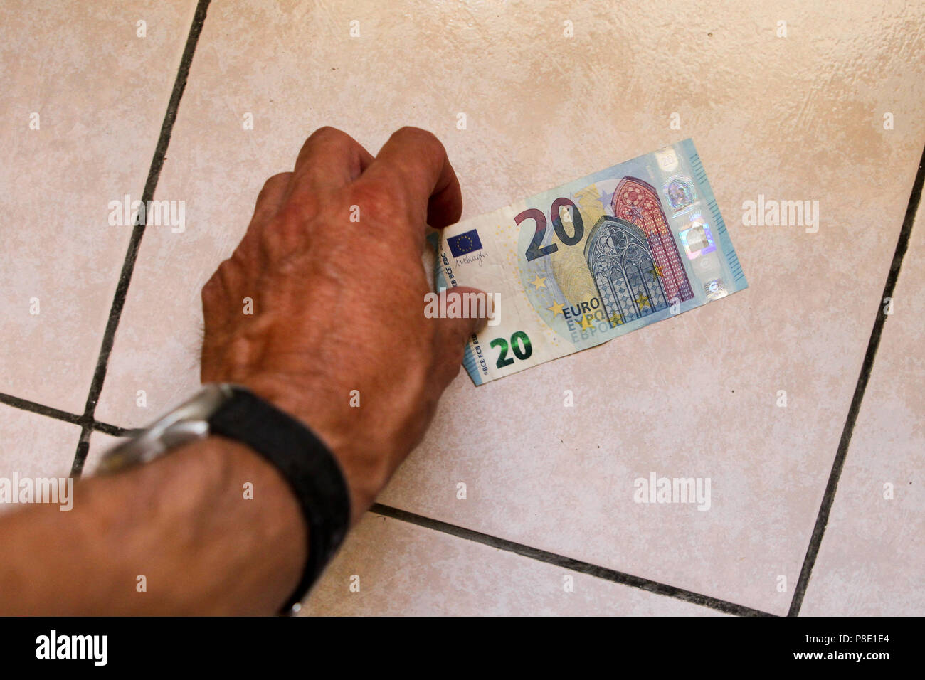 Finding money on ground hi-res stock photography and images - Alamy