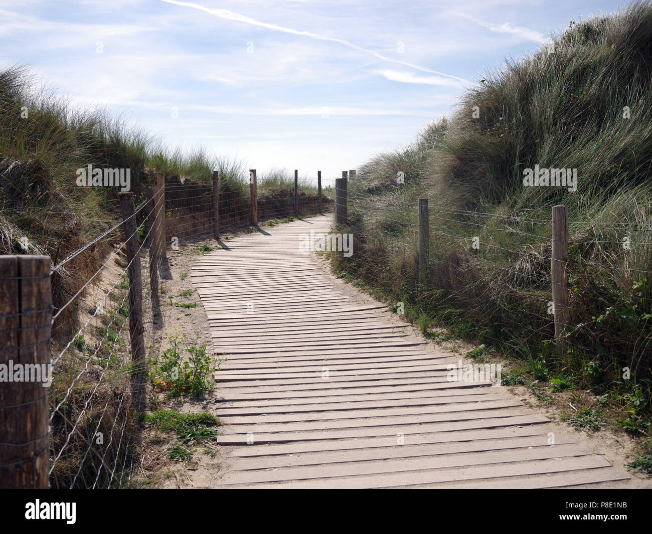 Curved footbridge hi-res stock photography and images - Alamy