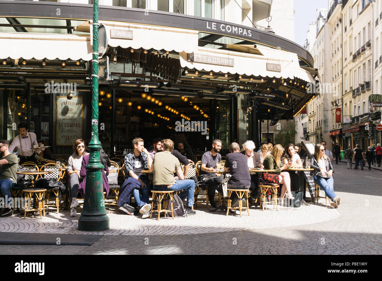 Le compas paris hi-res stock photography and images - Alamy