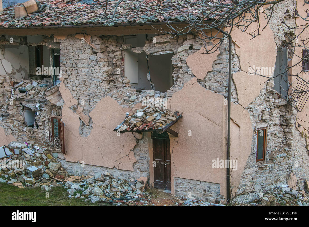 Earth tremor home damage disaster hi-res stock photography and images ...