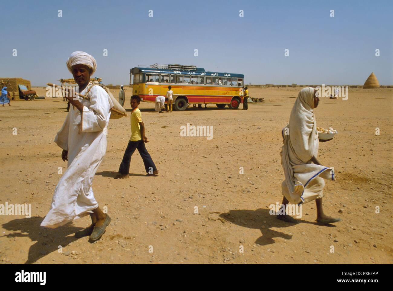 Northern Sudan, bus stop in the Nubia desert Stock Photo - Alamy