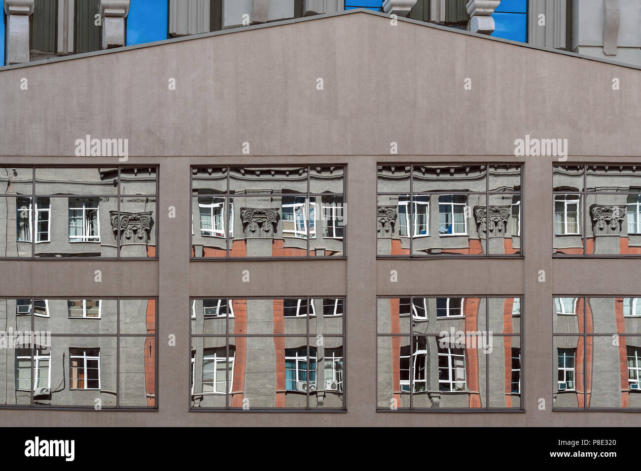 Mirrored columns hi-res stock photography and images - Alamy