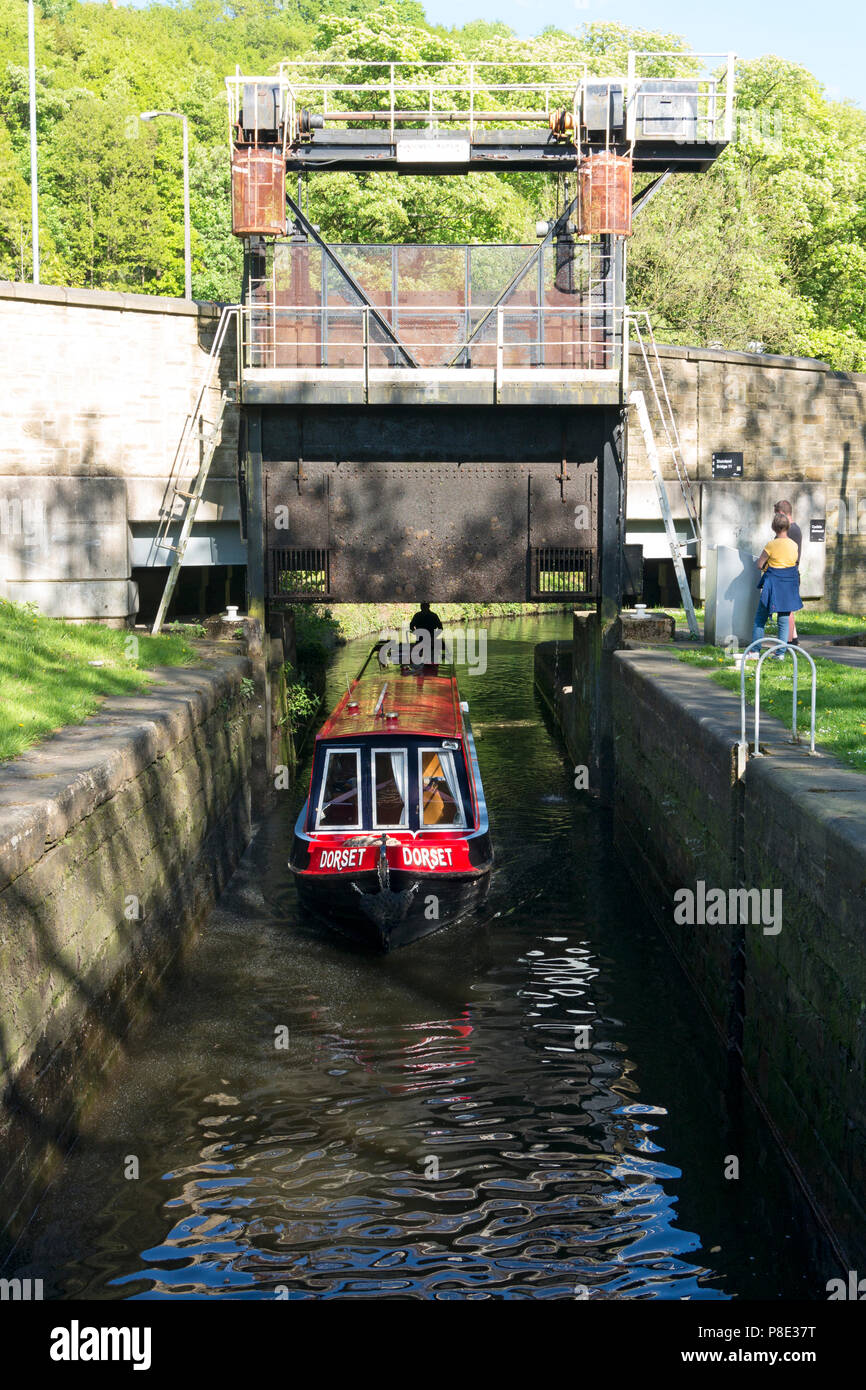 Salterhebble guillotine lock hi-res stock photography and images - Alamy
