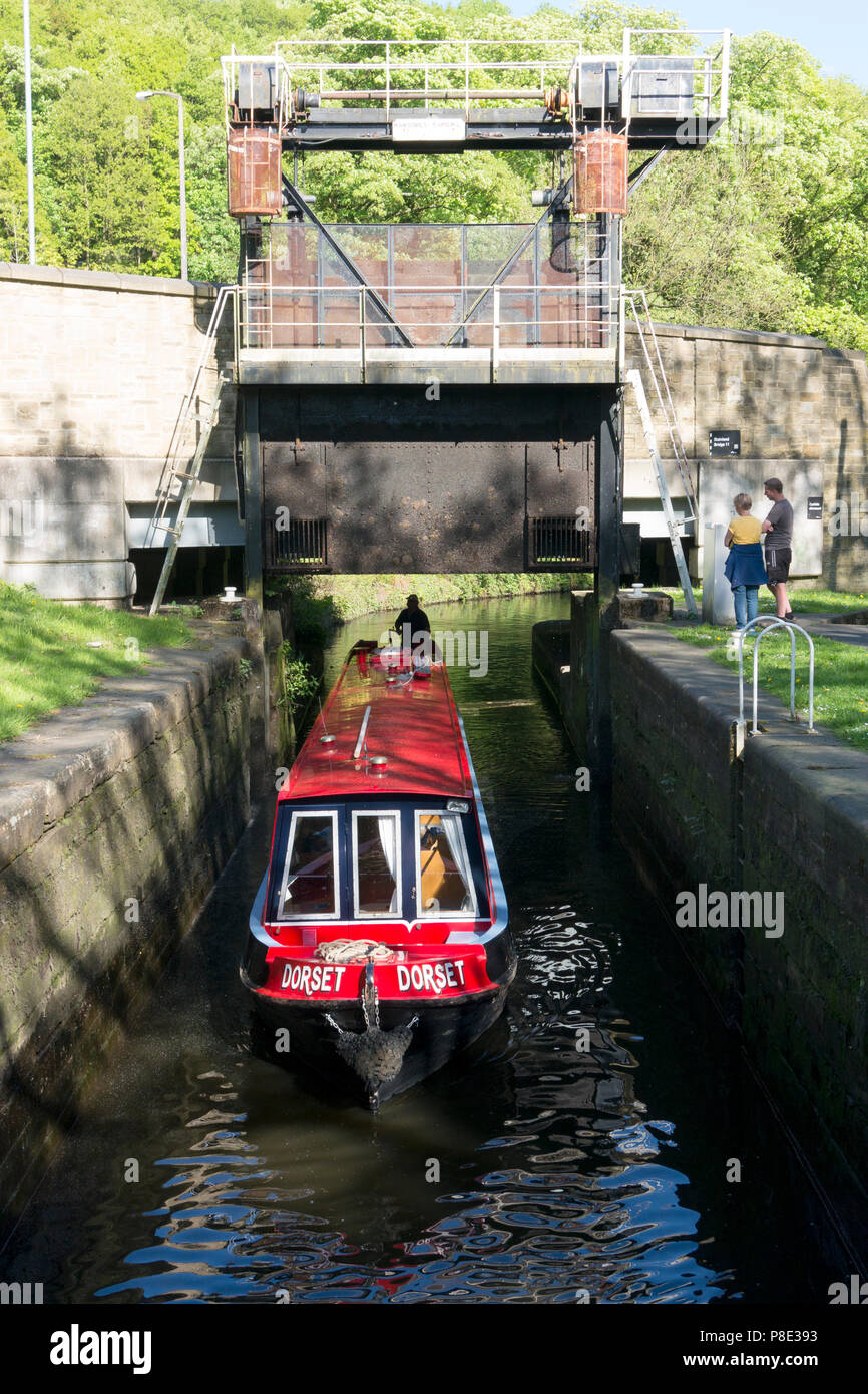 Salterhebble guillotine lock hi-res stock photography and images - Alamy